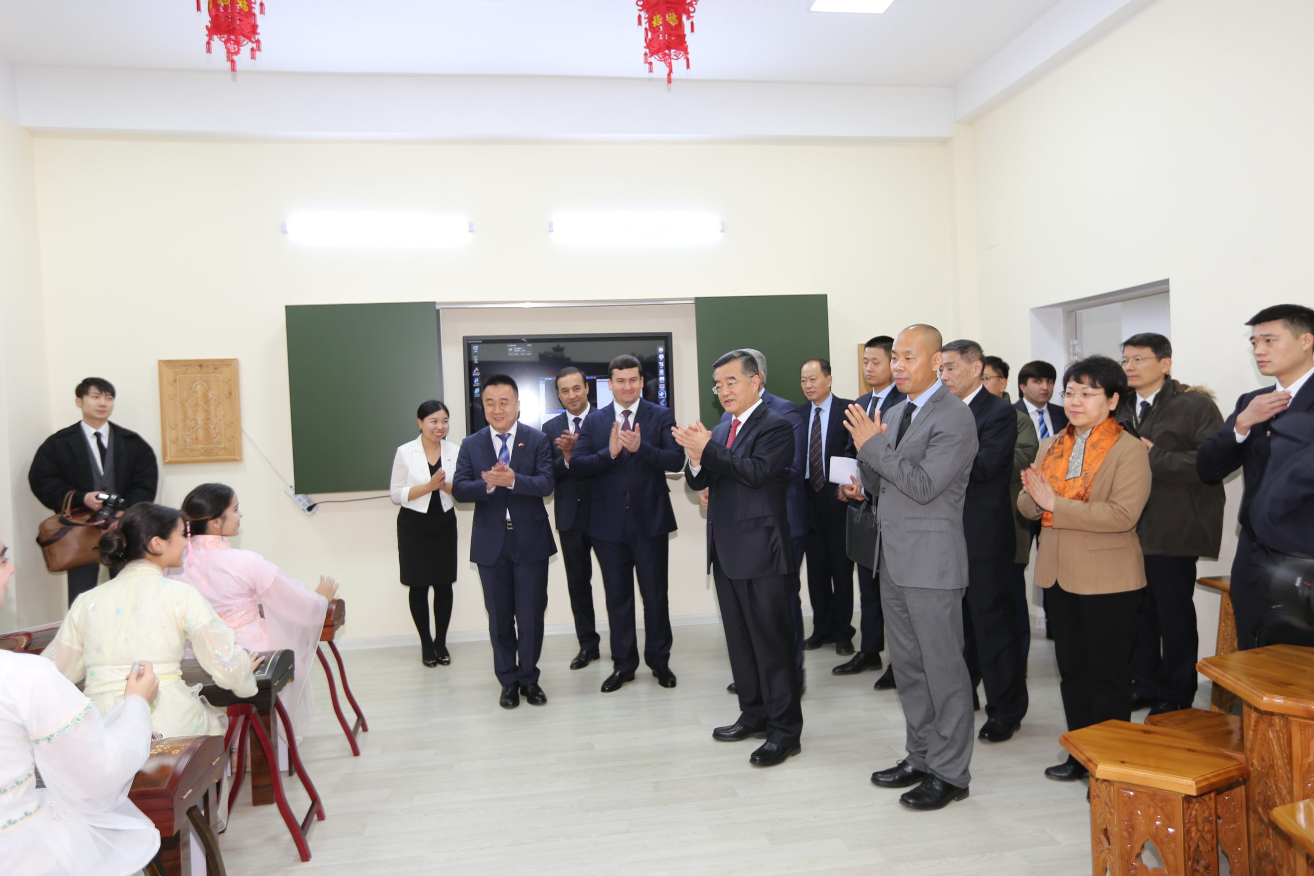 ZHANG QINGWEI VISITED THE CONFUCIUS INSTITUTE AT TNU – tnu